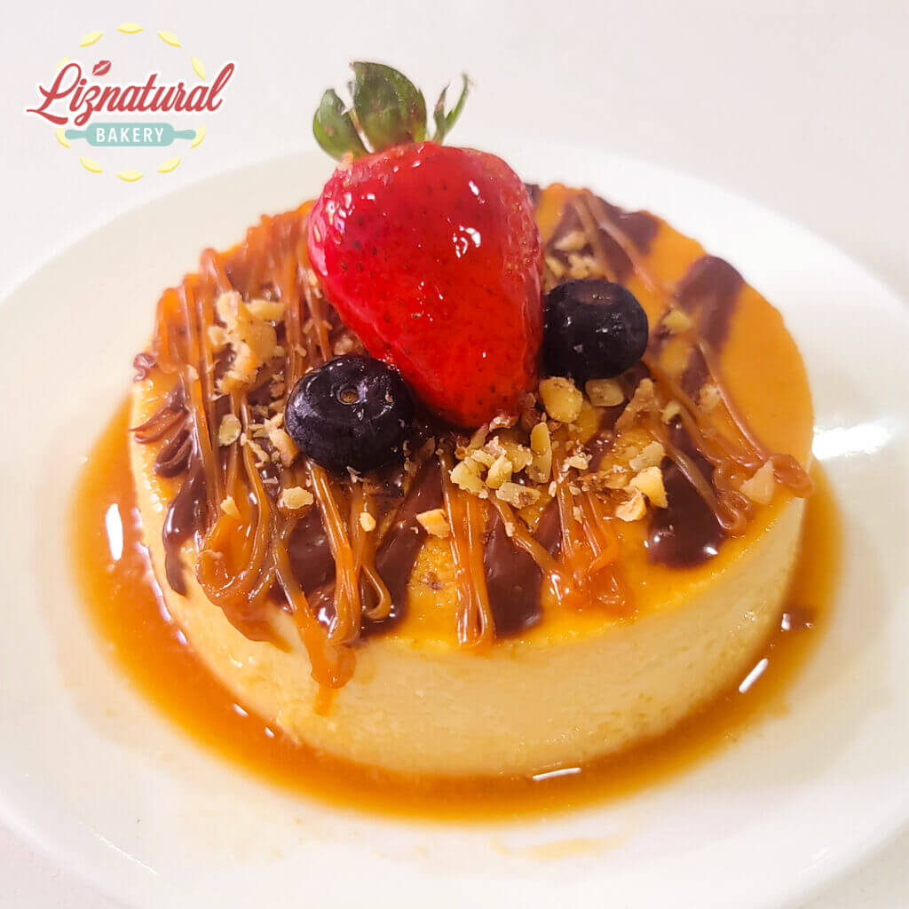 Porción de Flan Napolitano: Caramelo, Ganache, Dulce de Leche y Frutas ...